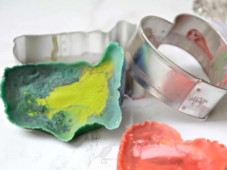 Clever Ways to Use Broken Crayons - Colorful Upcycle Crafts - The Crazy ...