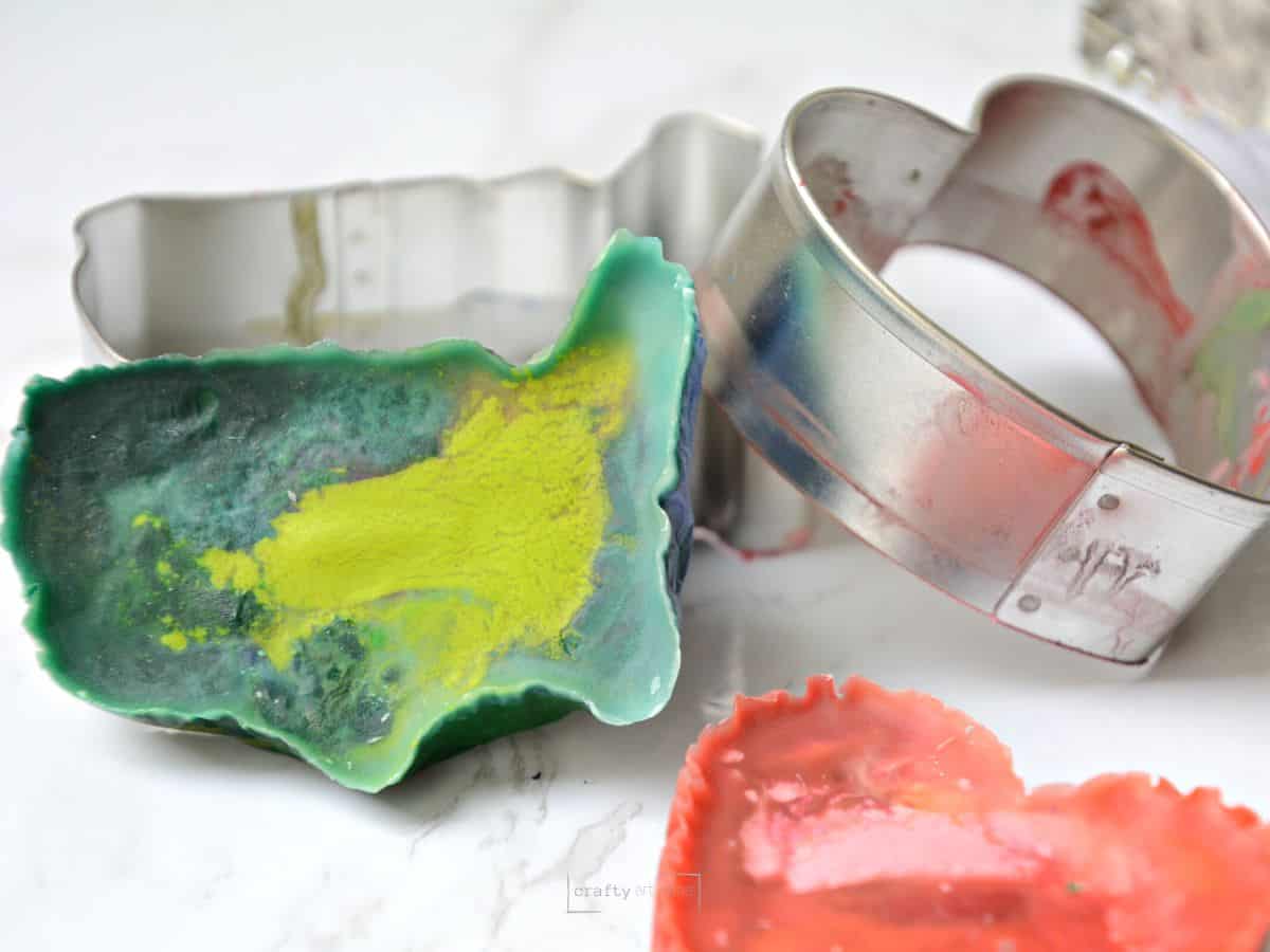 Clever Ways to Use Broken Crayons - Colorful Upcycle Crafts - The Crazy ...