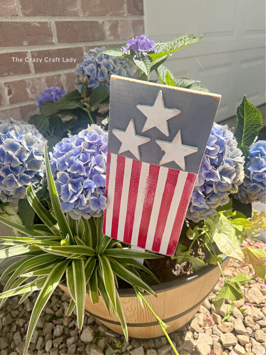 Patriotic Garden Stake Craft - The Crazy Craft Lady