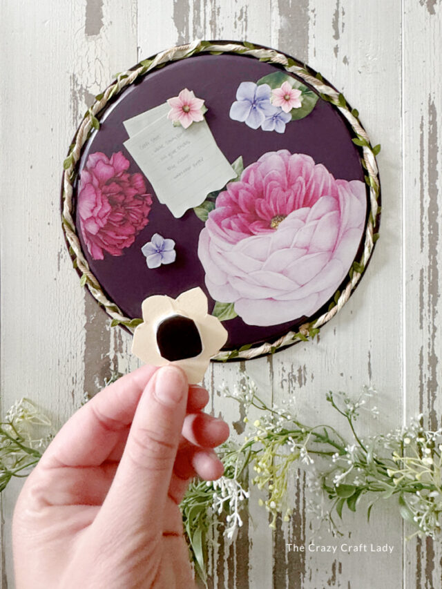 Unexpected Pizza Pan Crafts and DIY Decor Ideas - The Crazy Craft Lady